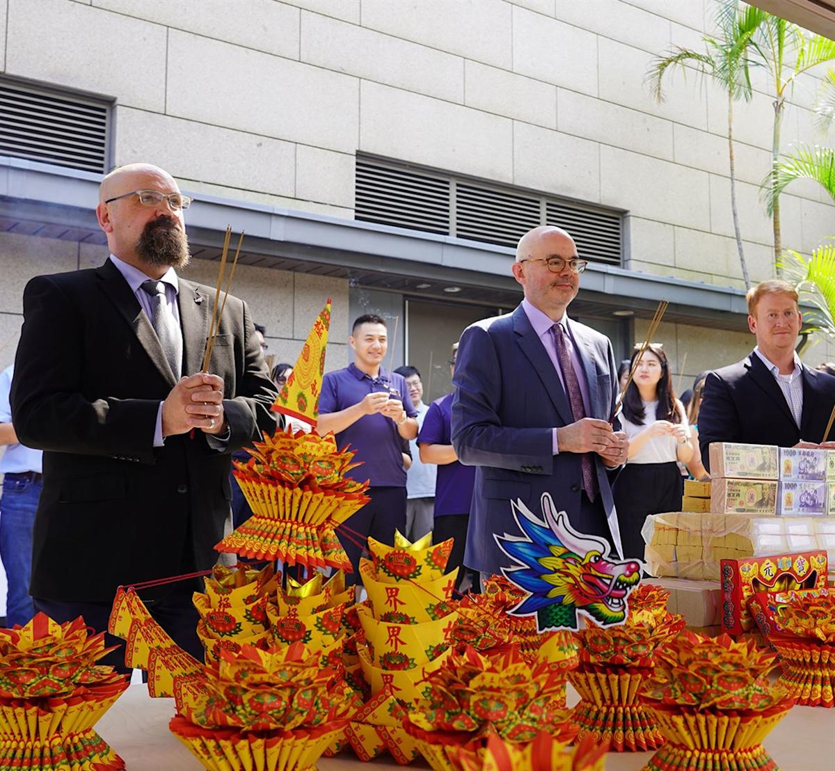 AIT普渡紙錢直接燒「美金」！還有綠色乖乖、香菜多力多滋 網讚：懂拜