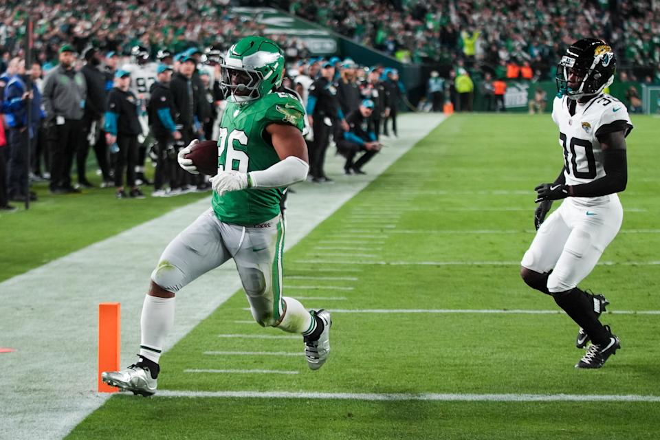 Eagles RB Saquon Barkley amazes with backward hurdle for first-down ...