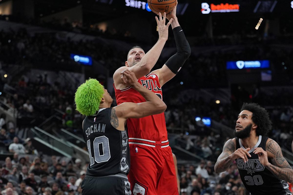 Vucevic, Dosunmu lead Bulls to season-high output in 139-124 win over Spurs with Wembanyama out
