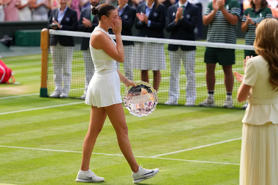 Amanda Anisimova thanks her mom through tears after 6-0, 6-0 loss to Iga Swiatek in Wimbledon ...