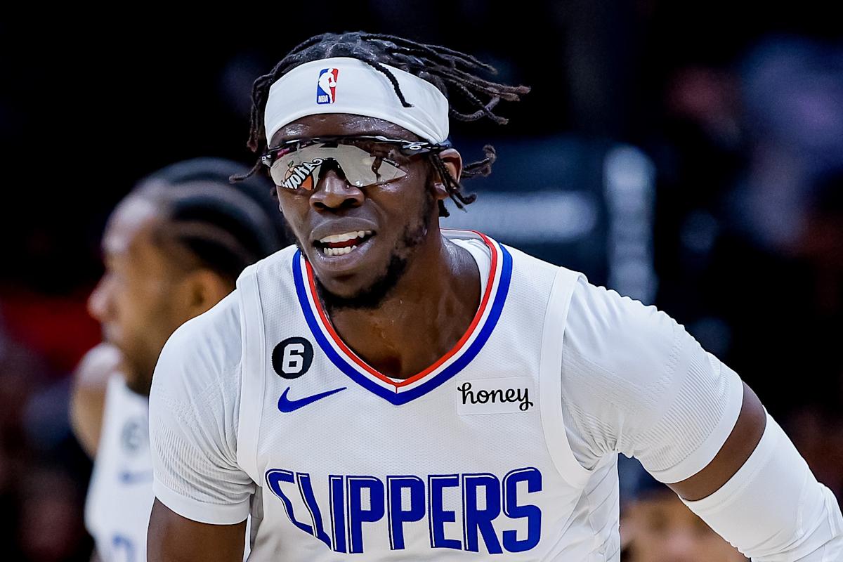 Los Clippers cambian a Reggie Jackson por Mason Plumlee de los Hornets