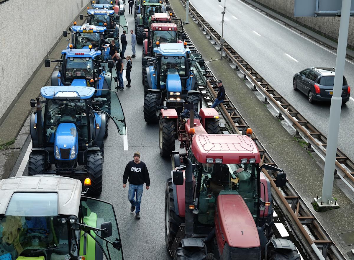 Angry Dutch farmers descend on The Hague to demand respect