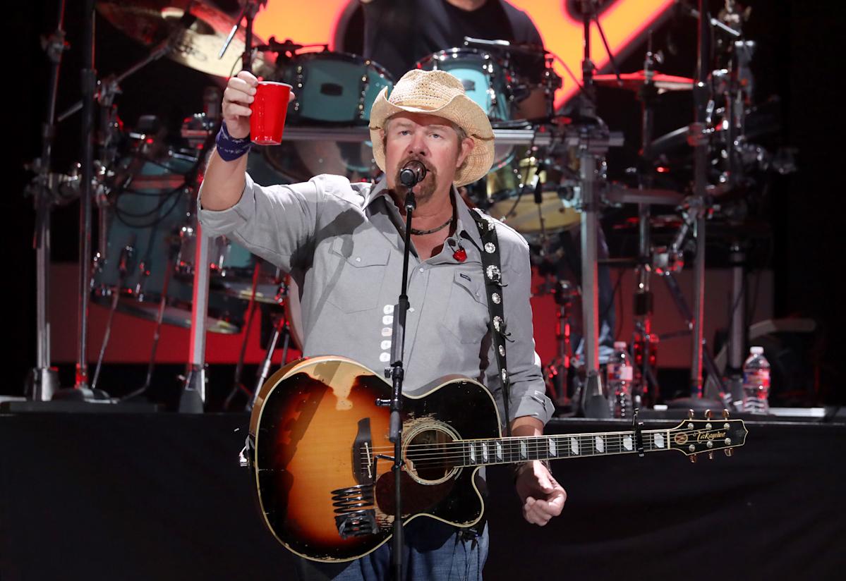 Toby Keith Posthumously Returns to No. 1 on Billboard 200 With ’35 ...