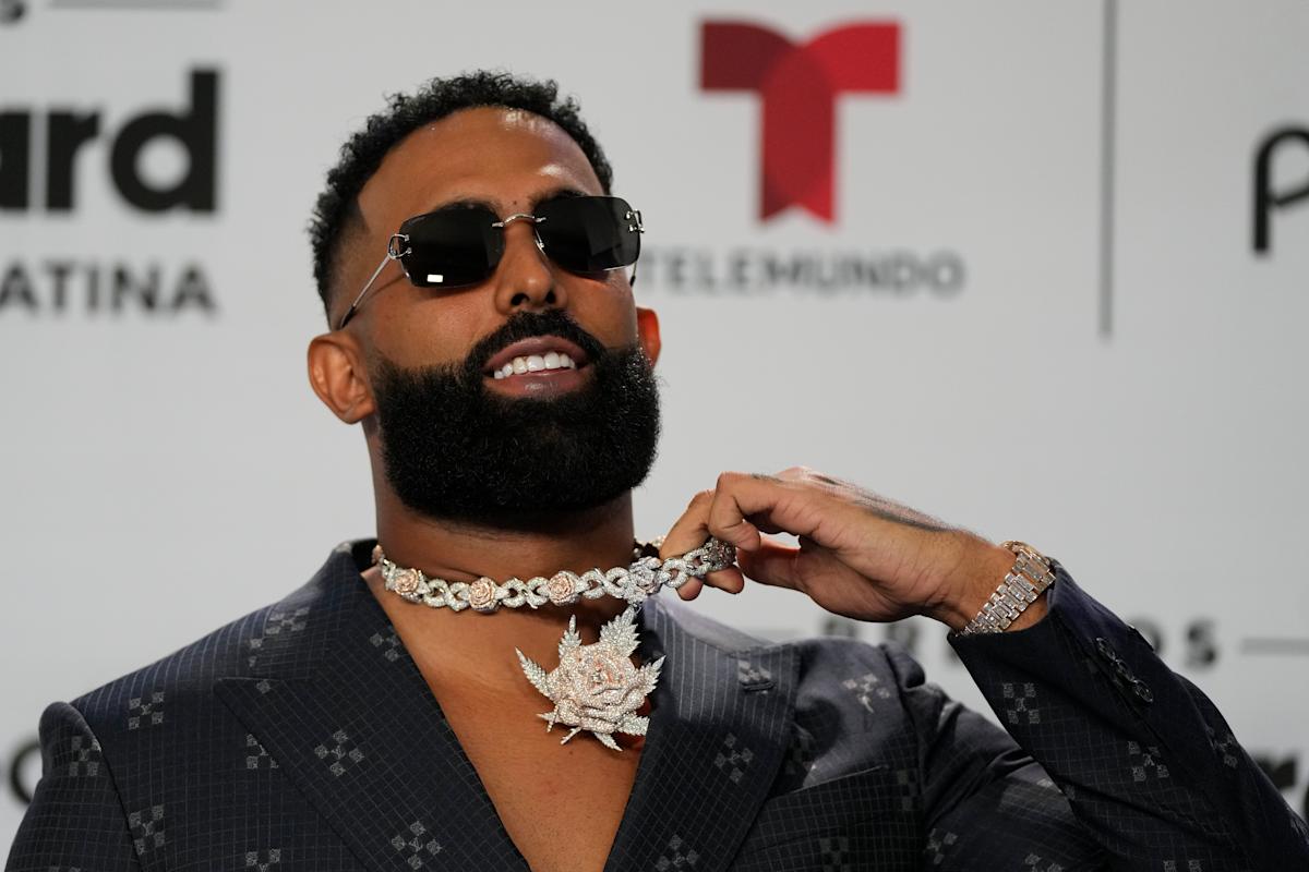 Eladio Carrión arranca el 2024 con un homenaje a su madre en “Sol María”