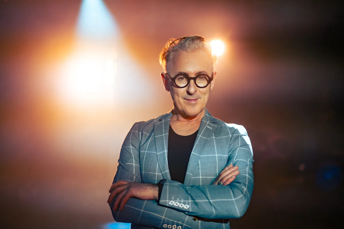 ‘The Traitors’ Host Alan Cumming Moves To UTA - Yahoo News Canada