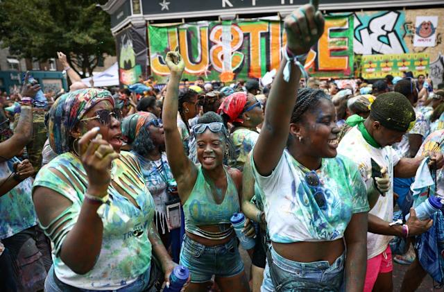 Shocking moment Notting Hill Carnival revellers destroy bus stop after ...