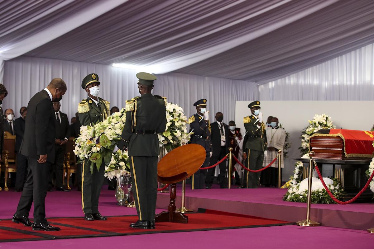 Angola da su último adiós a Dos Santos en un emotivo funeral de Estado