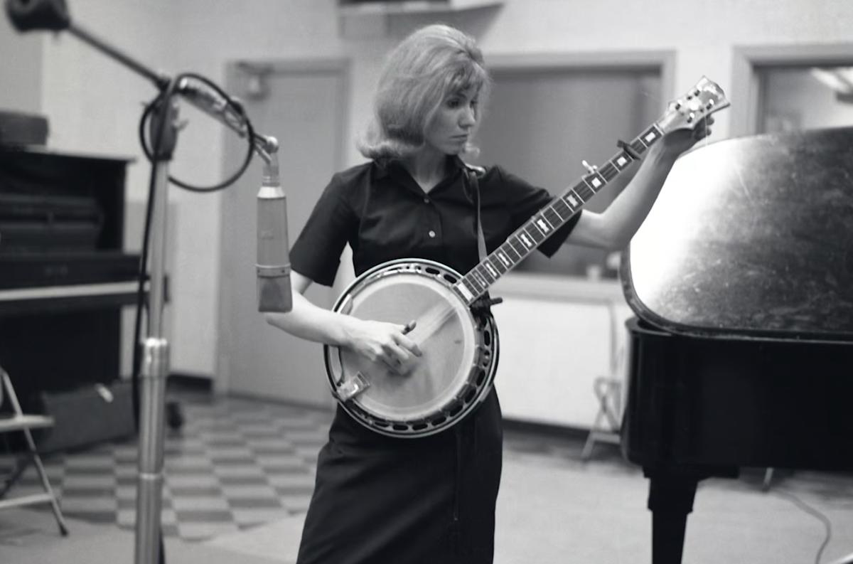 Roni Stoneman, ‘Hee Haw’ Star & Stoneman Family Musician, Dies at 85