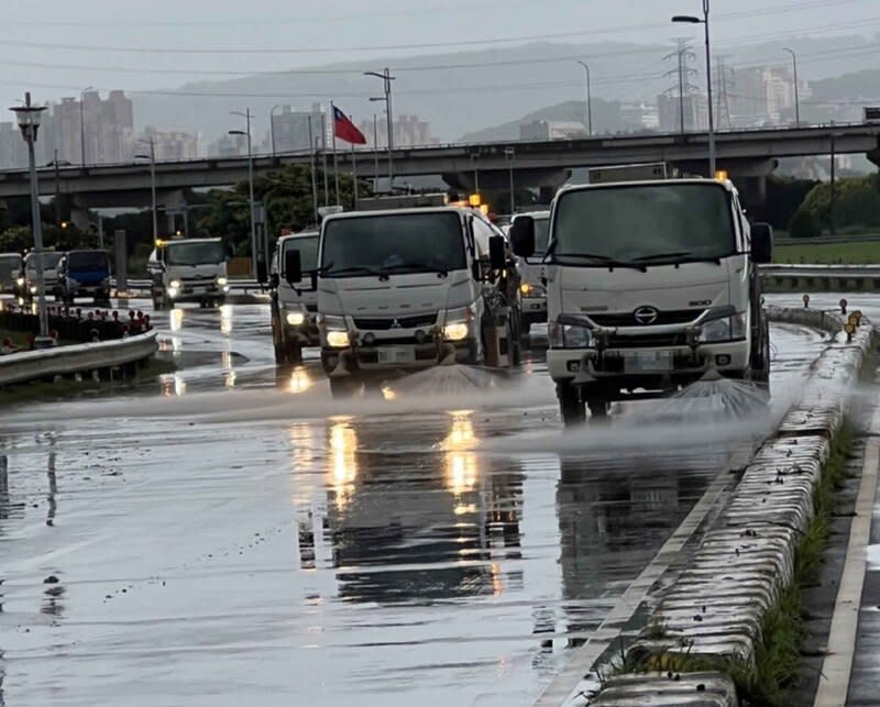 新北堤外道路展開清理作業 (圖)