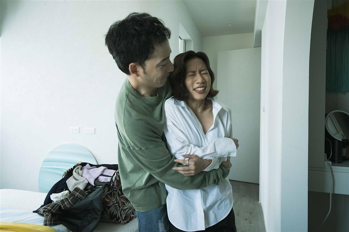 陳妤性感內衣大尺度上陣！與2男神滾床 在邊緣「進進出出」直呼害羞