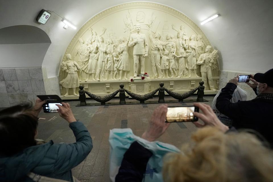 A statue of Stalin is unveiled in the Moscow subway as Russia tries to ...