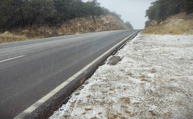 Por fuerte nevada, cierran tránsito en carretera Ímuris-Cananea