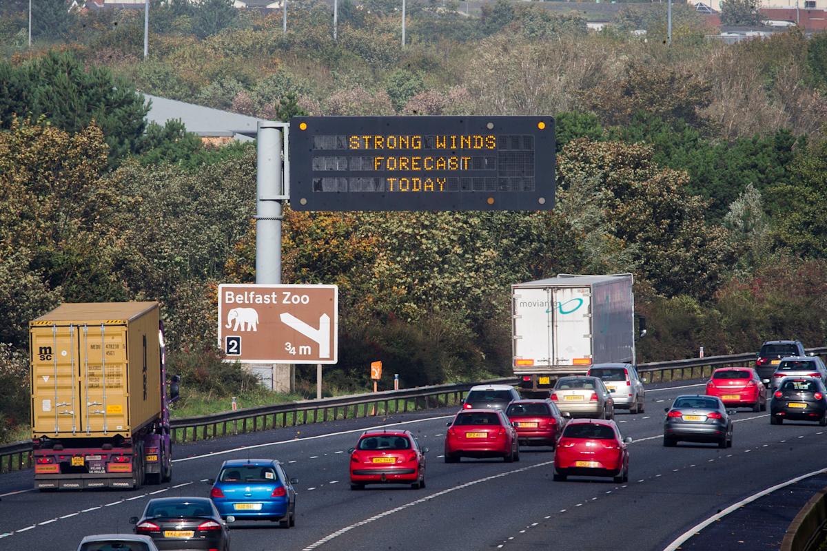 Badly designed motorway signs are causing dangerous driving, report claims