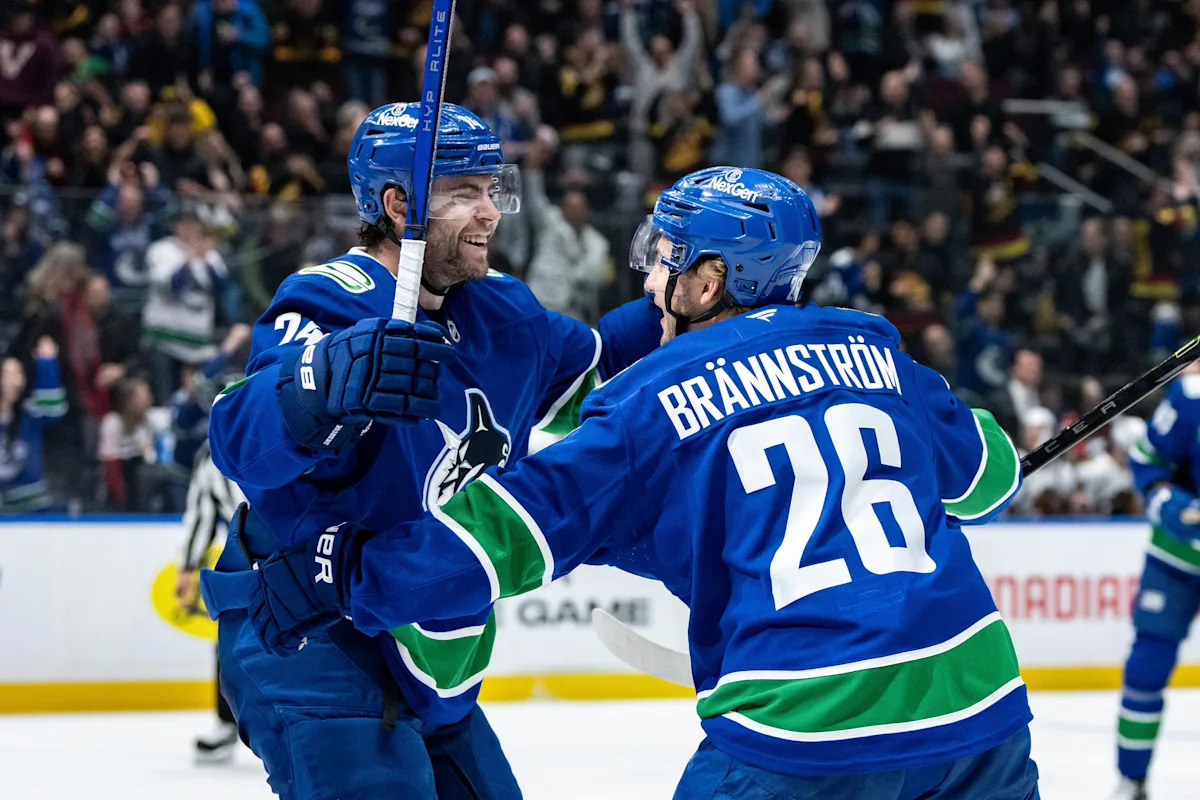 Brannstrom scores decisive 3rd-period goal and Canucks go on to beat Blackhawks 4-1 - Yahoo Sports