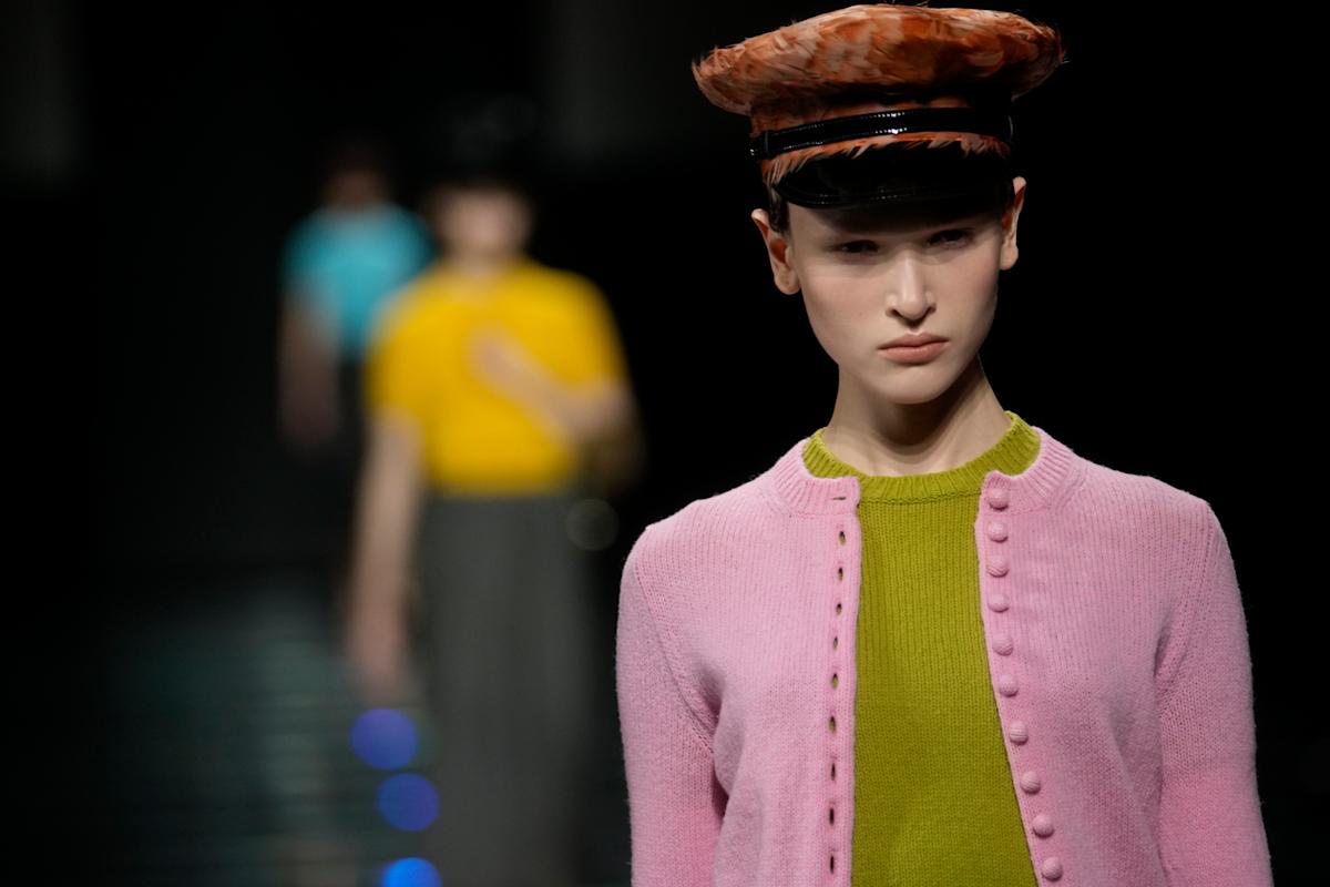 Prada gives new meaning to bows and aprons, historic elements of women ...