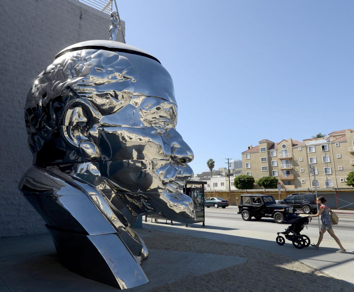 El artista Gao Zhen, detenido en China por sus esculturas satíricas ...