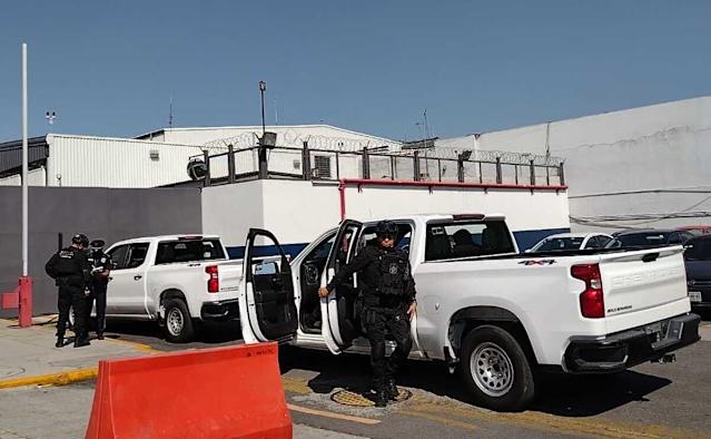 Llegan agentes de la AIC al hangar de la FGR