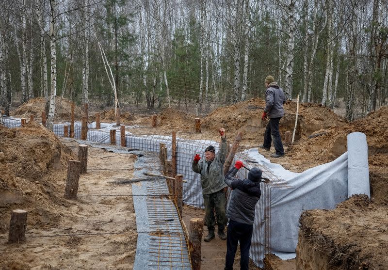Ukrainian soldiers, engineers toil round the clock to build defences