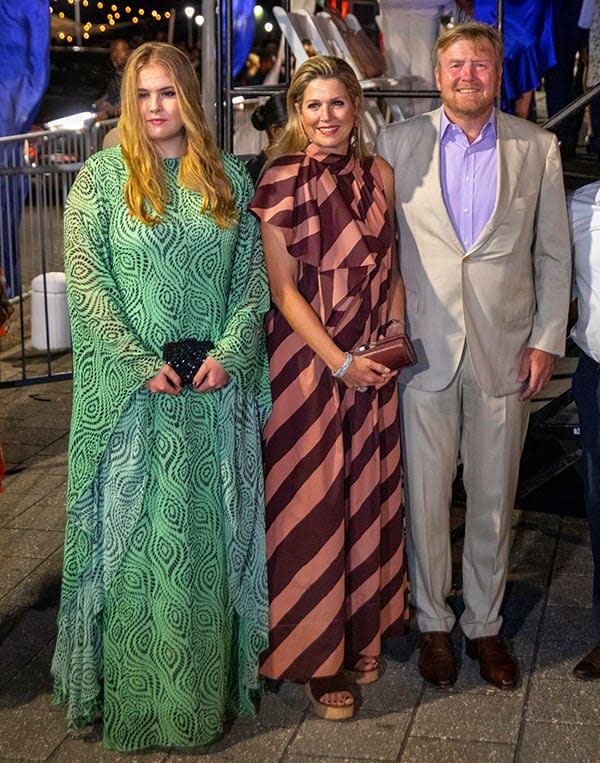 Máxima de Holanda y su hija Amalia, a conjunto con maxivestidos ...