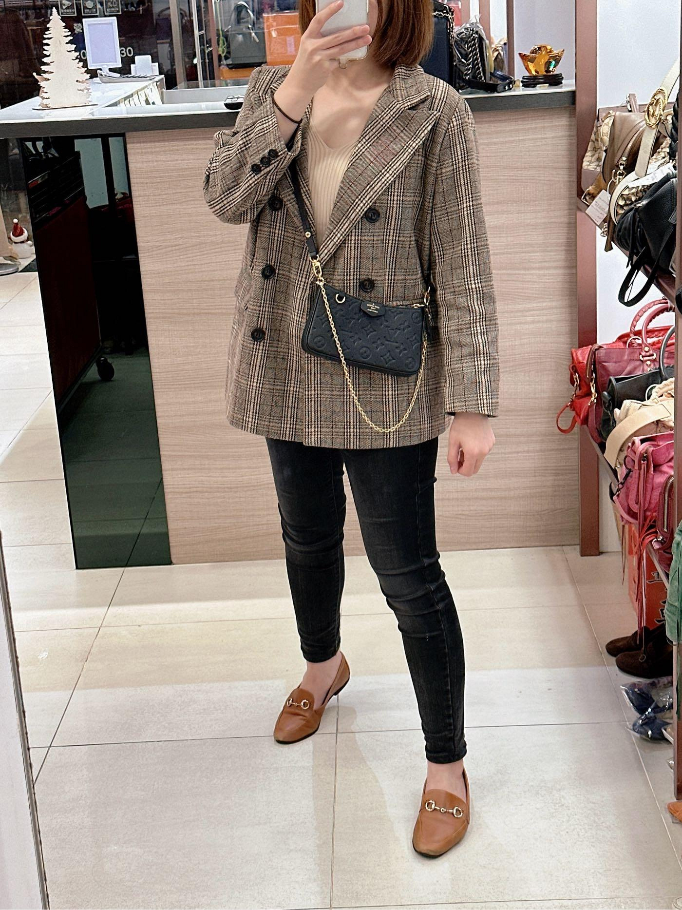 ⭐️ 香榭屋精品店 ⭐️ LV M80349 Easy Pouch On Strap 黑色壓紋牛皮金鍊腋下包 肩背包斜背包 (B5778) 近新美品 | Yahoo奇摩拍賣