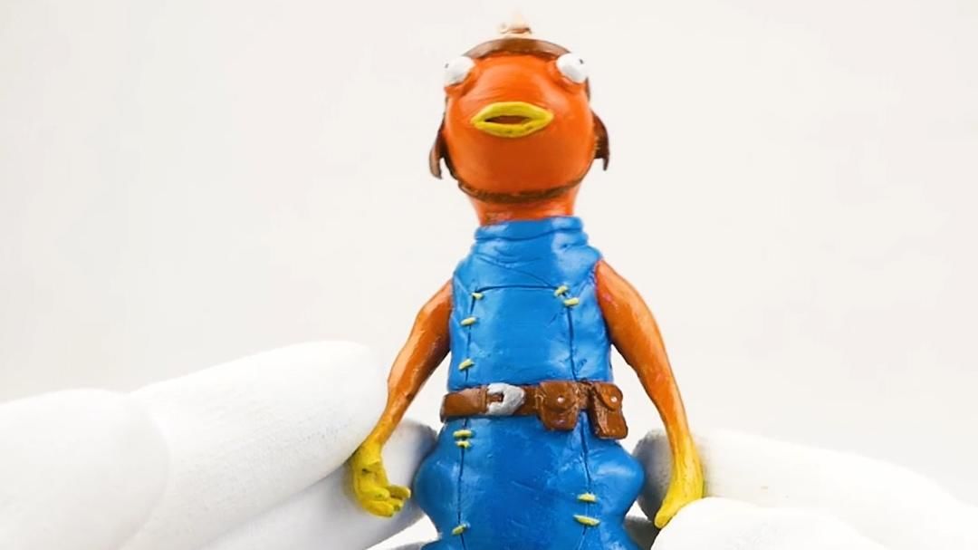 YouTuber sculpts miniature model of Fortnite character [Video]