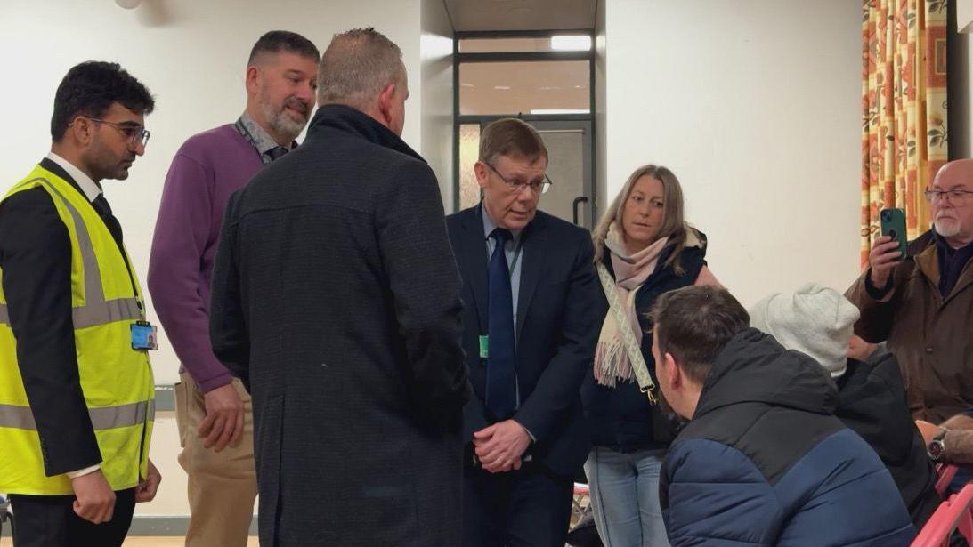 Police called as councillors vote to shelve elections - Yahoo News ...