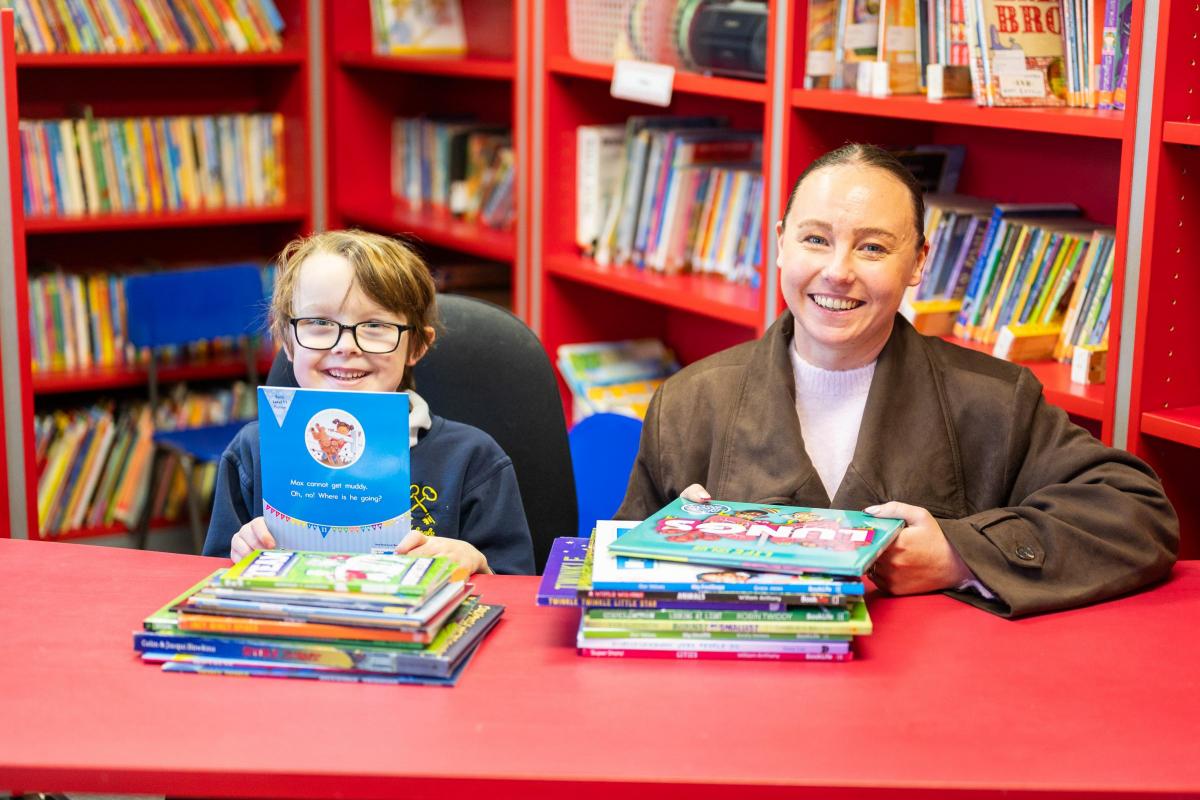 Sir Stephen Fry to read out schoolboy's winning Christmas story - Yahoo ...