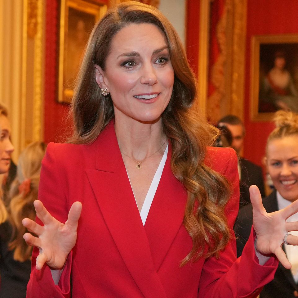 Kate Middleton Meets with England's Women's Rugby Team at Windsor ...