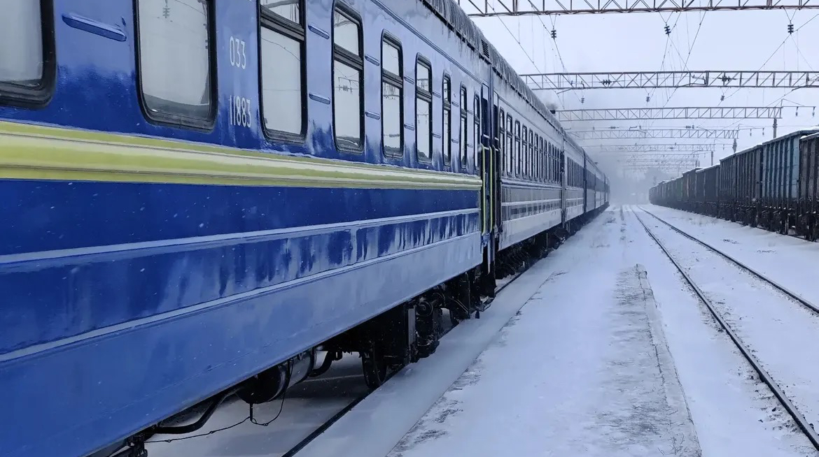 Ukrainian railways makes extra stop so serviceman's 7-year-old daughter ...