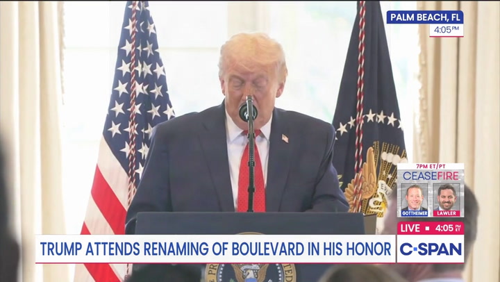 Trump Unveils New Street Sign to Help Him Find Mar-a-Lago - Yahoo News ...