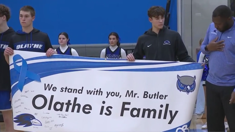 Olathe students come together to show support for athletic director fighting cancer