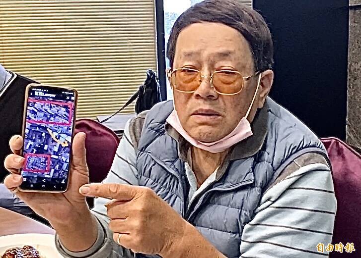 台中建商拆百年古厝不清理 地主建案前擺空棺抗議