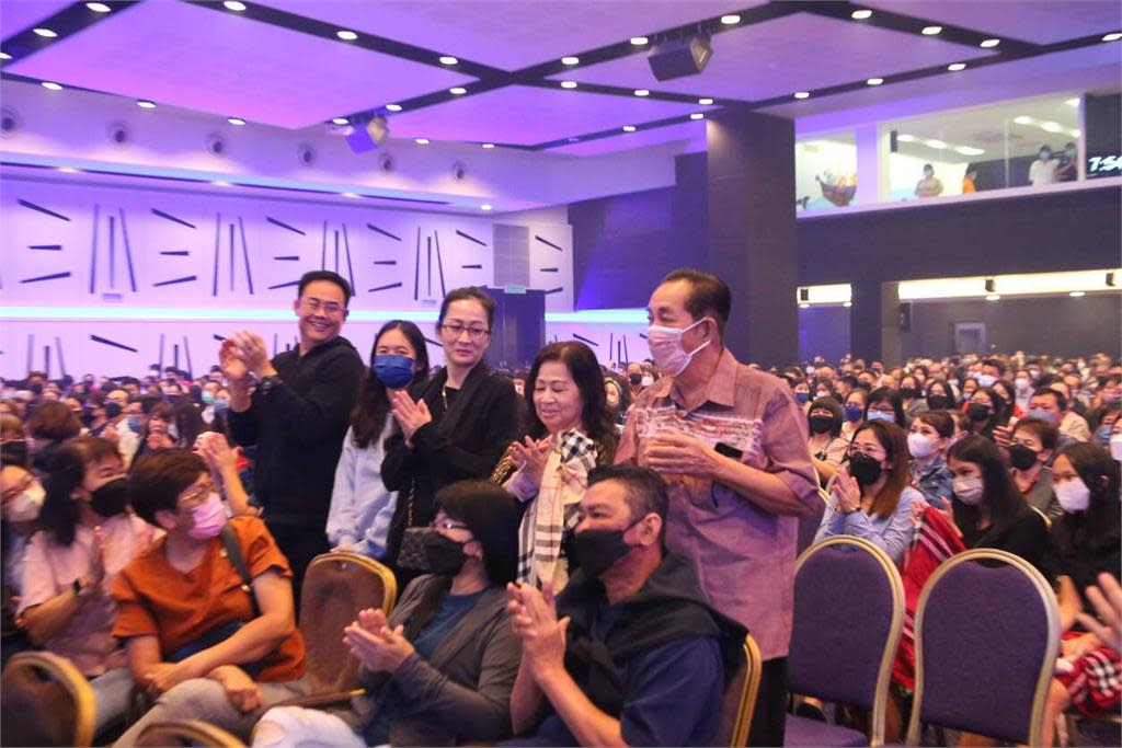 淚崩！黃國倫帶全場千人同為艾成媽媽祝壽 - Yahoo奇摩汽車機車