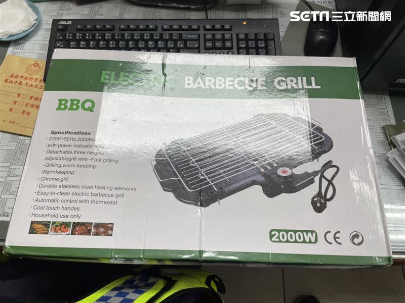 高雄光頭男硬要！靈活雙手猛掏 BBQ烤盤讓他「芭比Q」了 - Yahoo奇摩汽車機車