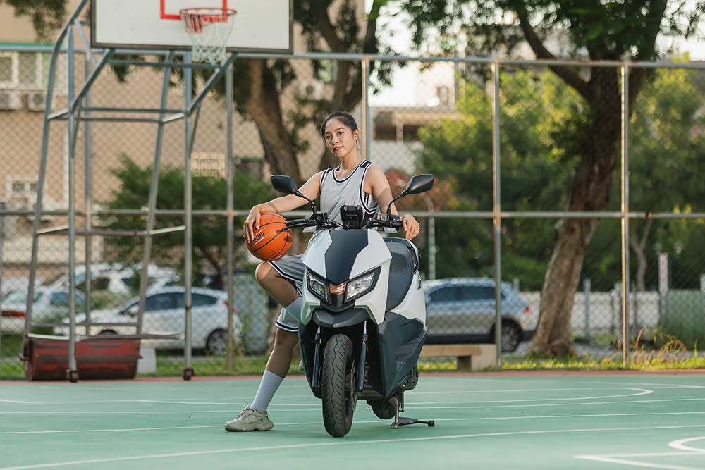 中華emoving歡慶15週年！頂規車系EZ-R最低0元入手 - Yahoo汽車機車