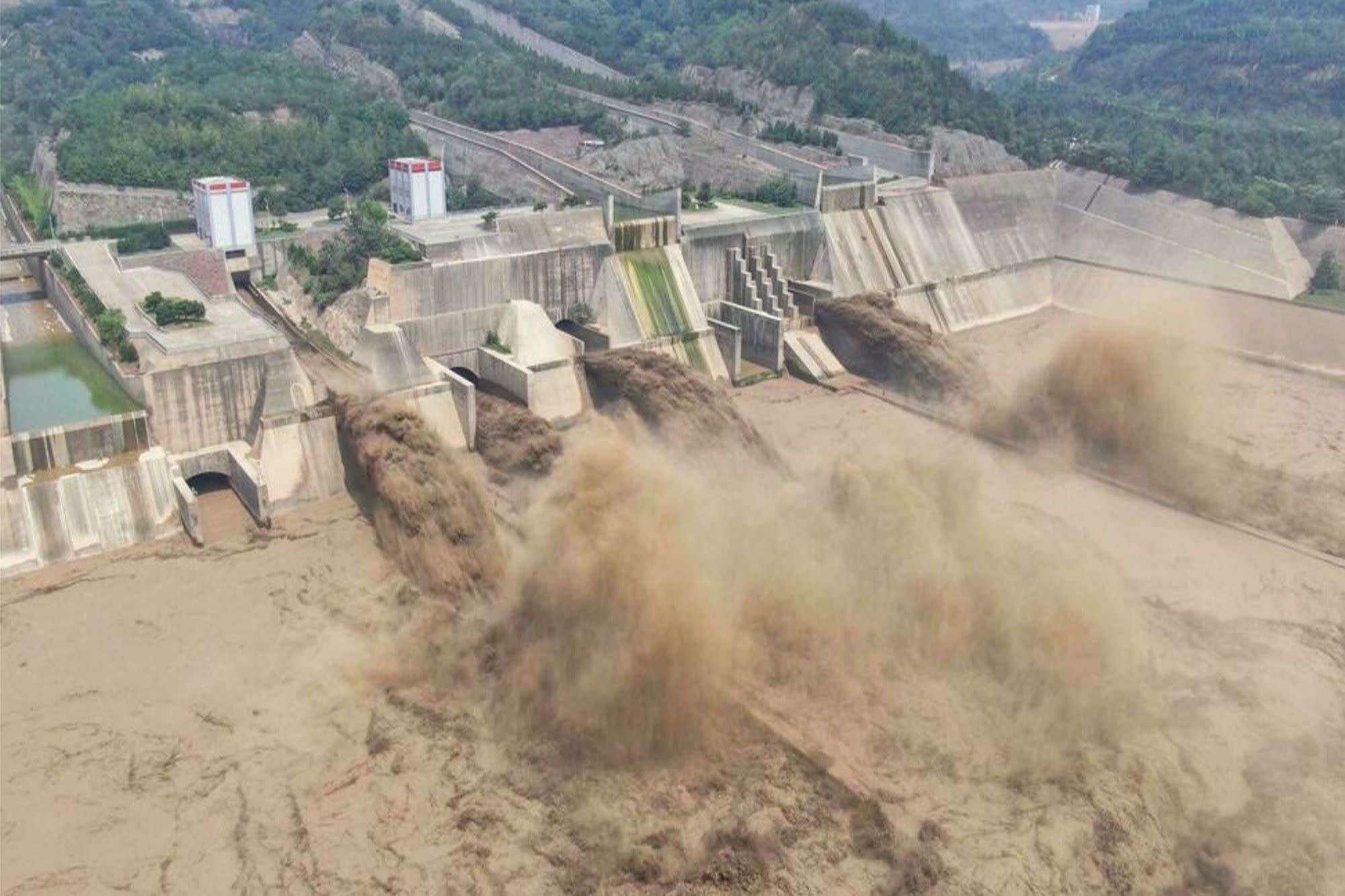 Inundaciones en China: una represa está al borde del colapso tras las ...