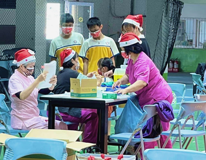 高雄大寮國中接種第2劑BNT疫苗（3） (圖) - Yahoo汽車機車