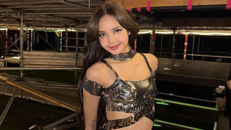 Lisa瘋馬秀脫衣扔台下！緋聞男友反應曝光 遭直擊「全程姨母笑」 - Yahoo奇摩汽車機車