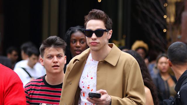 Pete Davidson Packs On The PDA With New Girlfriend During Palm Beach ...
