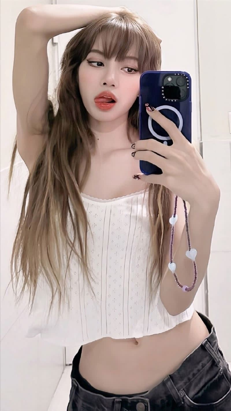 Lisa顏值走下坡？聚會照曝光網全驚呼「認不出」 粉修圖怒打臉 - Yahoo奇摩汽車機車