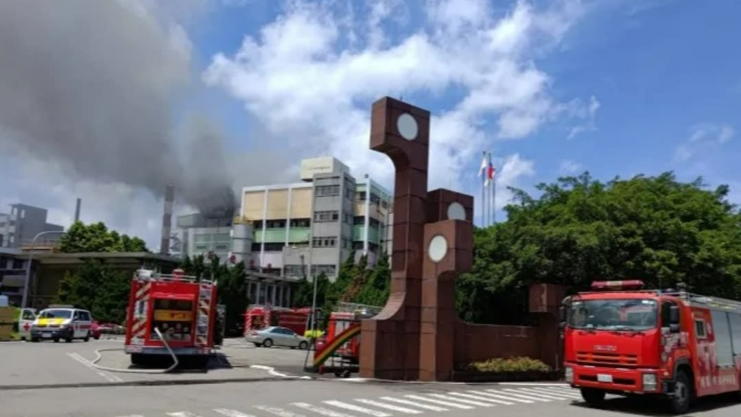 楊梅中興紡織廠大火！2人被救出已OHCA 緊急送醫搶救 - Yahoo奇摩汽車機車