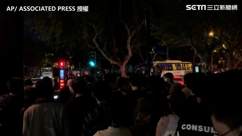「從封控到失控」中國多地爆抗爭！《CNN》：現在是中國的歷史性時刻 - Yahoo奇摩汽車機車