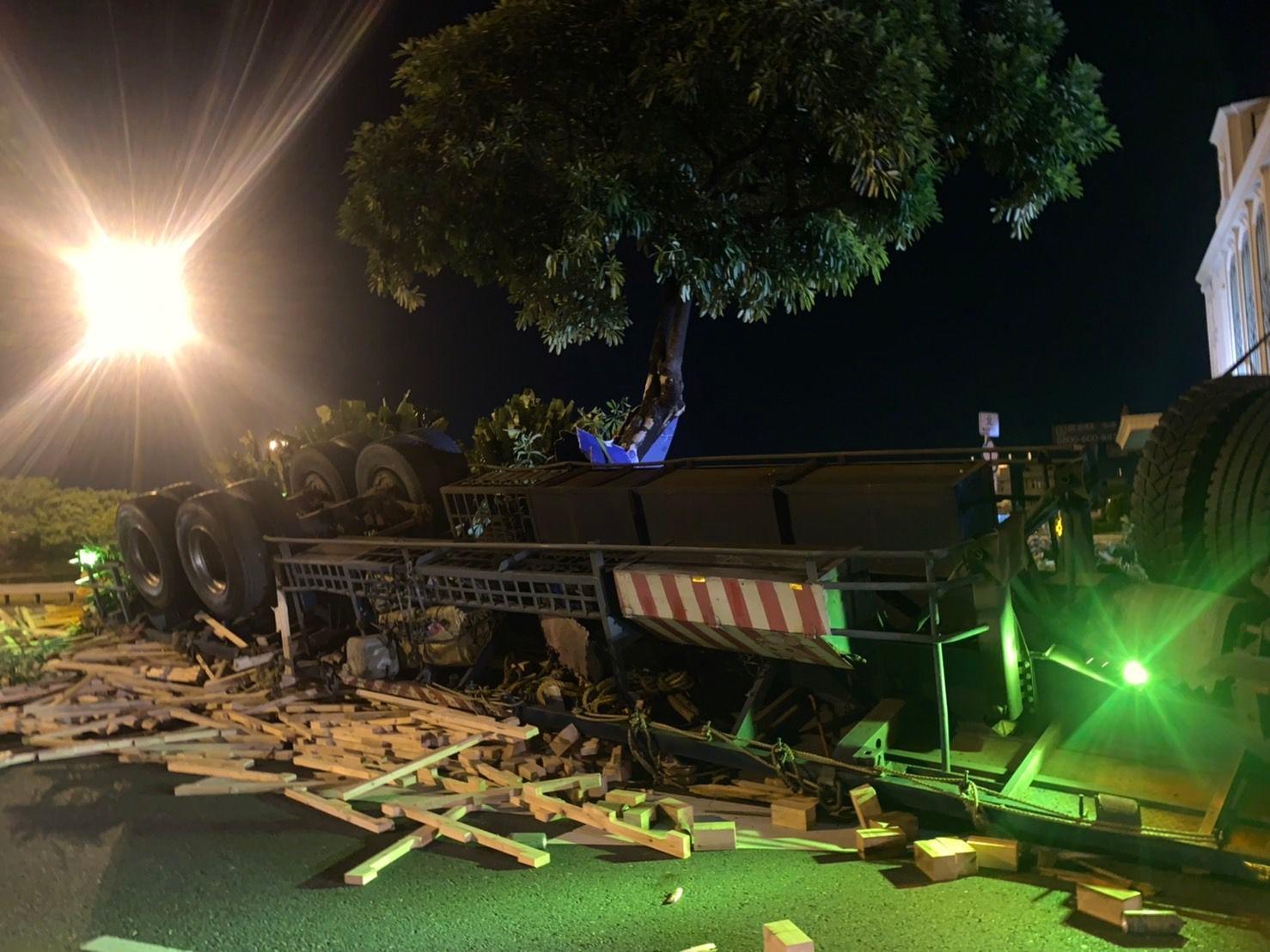 聯結車翻覆！駕駛受困木材散落一地 永康交流道大打結 - Yahoo汽車機車