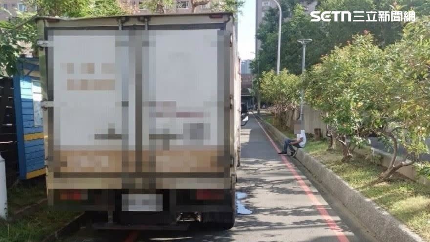 小貨車倒車輾斃行人！28歲司機被依過失致死罪起訴…1個月後離奇身亡 - Yahoo奇摩汽車機車