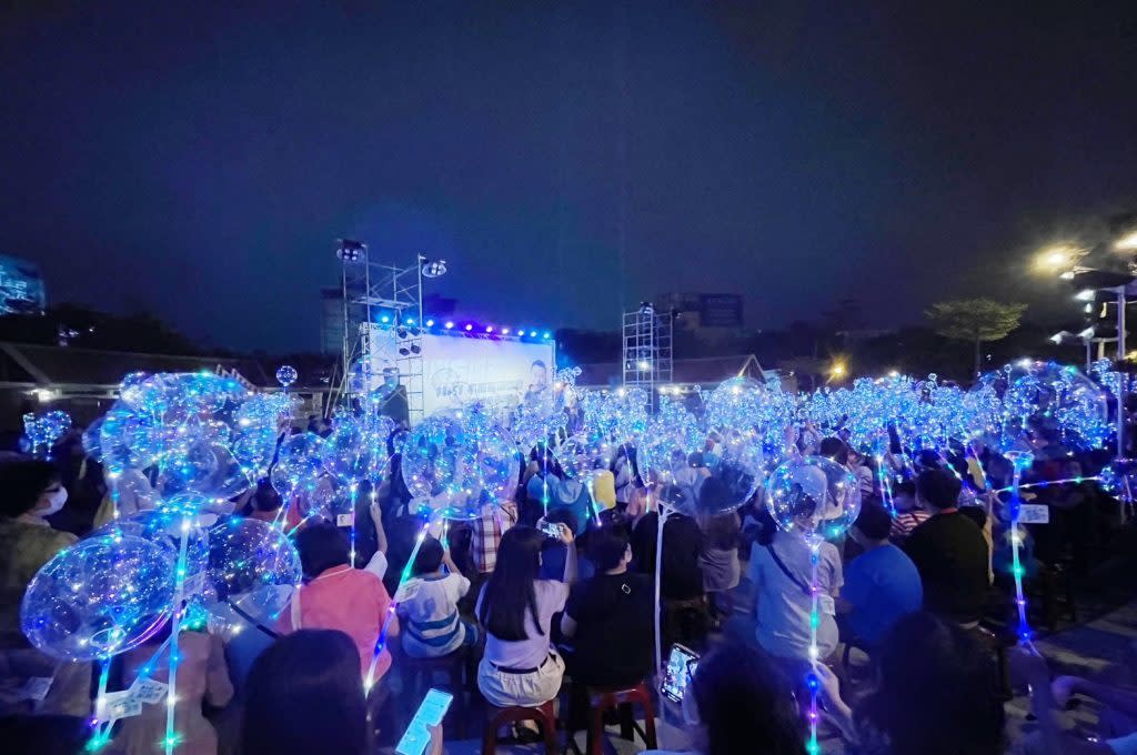 1111不孤單演唱會 千顆告白氣球示愛竹北 - Yahoo汽車機車