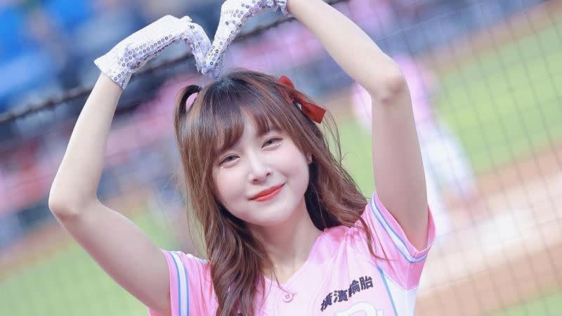 野生孟潔吊帶滑落！網見亮點心疼了 - Yahoo汽車機車