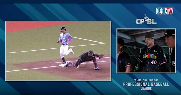 07/20 明星隊 VS 中華隊 二局下，張政禹擊出內野安打，後勁化身裁判看重播輔助判決，最終維持原判只好走回投手丘繼續工作