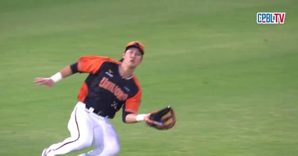 09/27 統一 VS 富邦 六局下，蘇智傑精彩的滑接，幫助克維斯再次拿下三上三下!