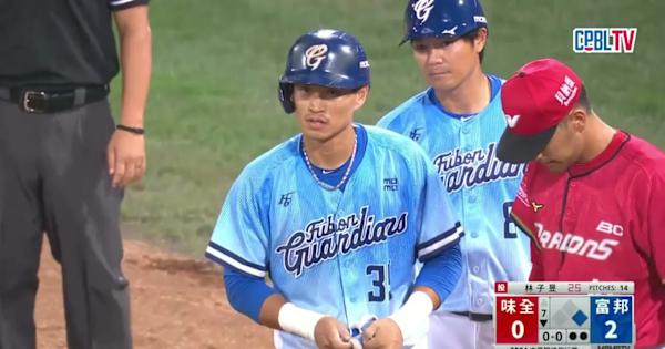 04/28 味全 VS 富邦 七局下，王正棠先是跑出內野安打，再發動盜壘跑上二壘，但最終形成殘壘